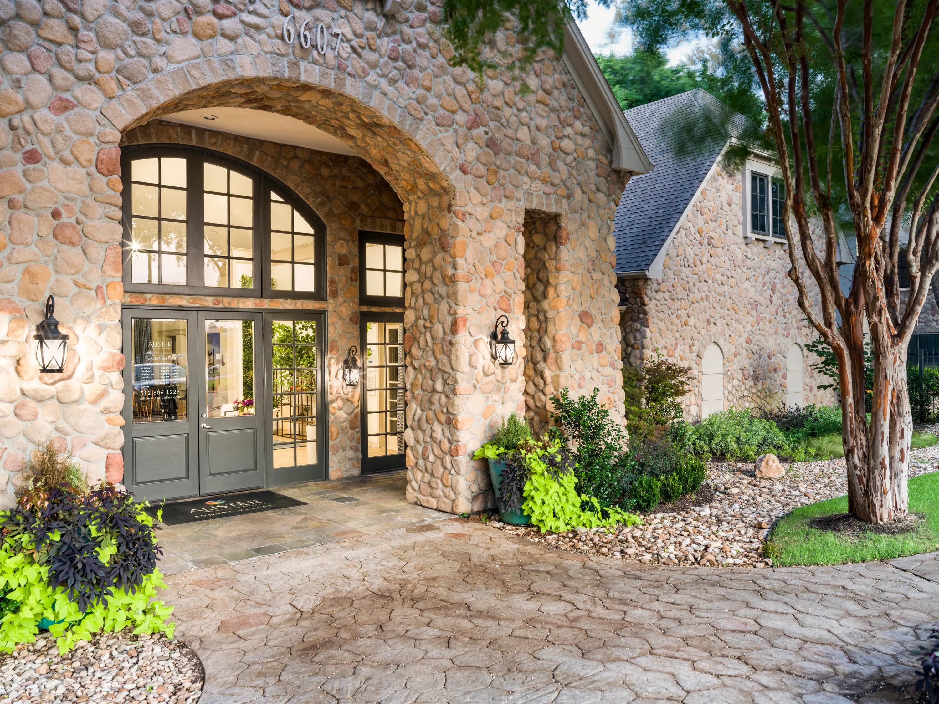 Alister Sunset Valley: Apartments Austin, TX | Official Site